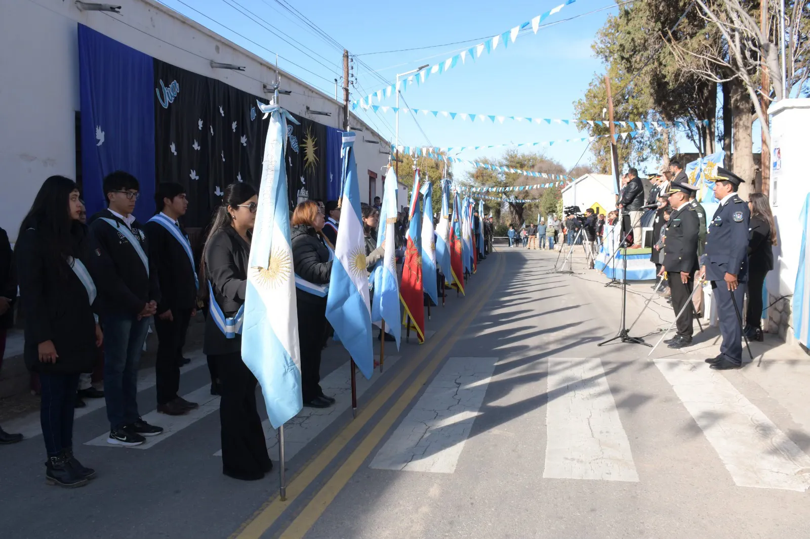 Acto y tradicional desfile del 25 de Mayo en Fuerte Quemado